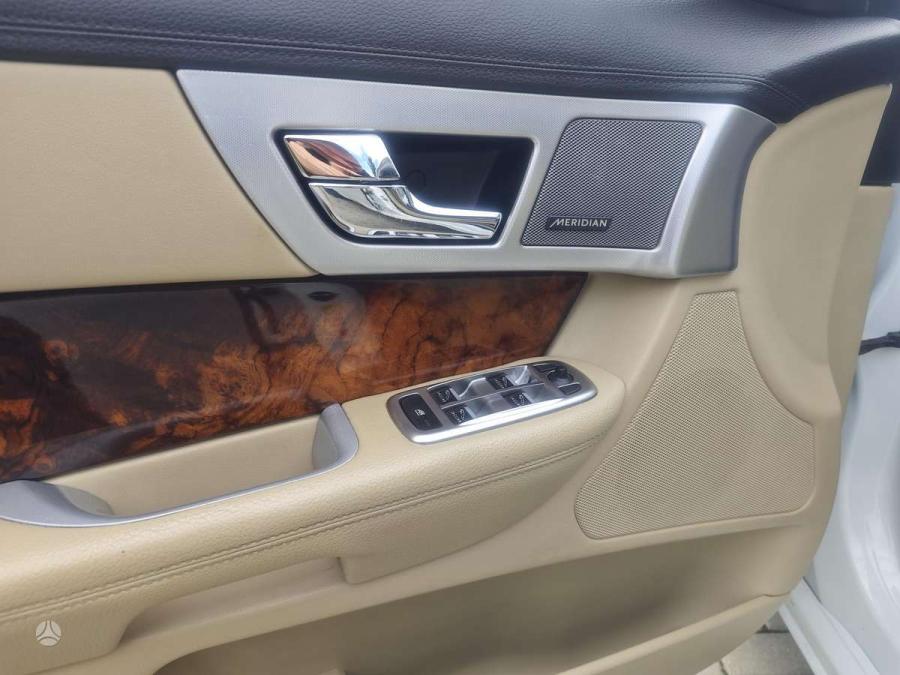 White Jaguar XF 2014 in Vilnius, with an engine capacity of 2.00 L and mileage of 124 thousand km for 7490 €, photo 12 on AUTOMOTO.COM.LV