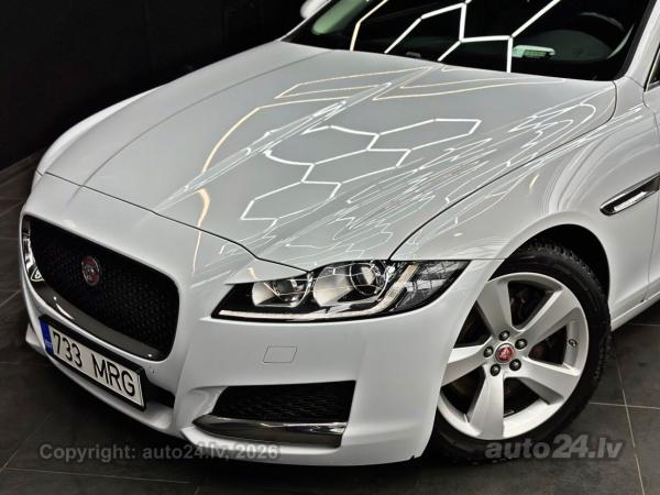 White Jaguar XF 2015 in Tallinn, with an engine capacity of 3.00 L and mileage of 113 thousand km for 16500 €, photo 5 on AUTOMOTO.COM.LV
