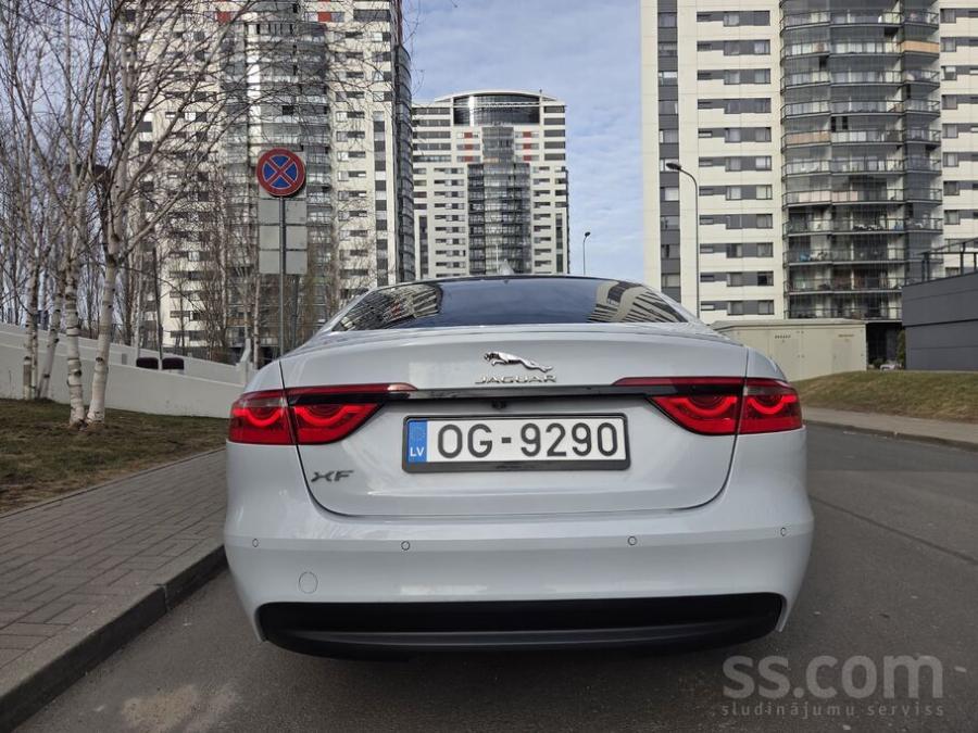 White Jaguar XF 2015 in Riga, with an engine capacity of 2.00 L and mileage of 195 thousand km for 8950 €, photo 8 on AUTOMOTO.COM.LV
