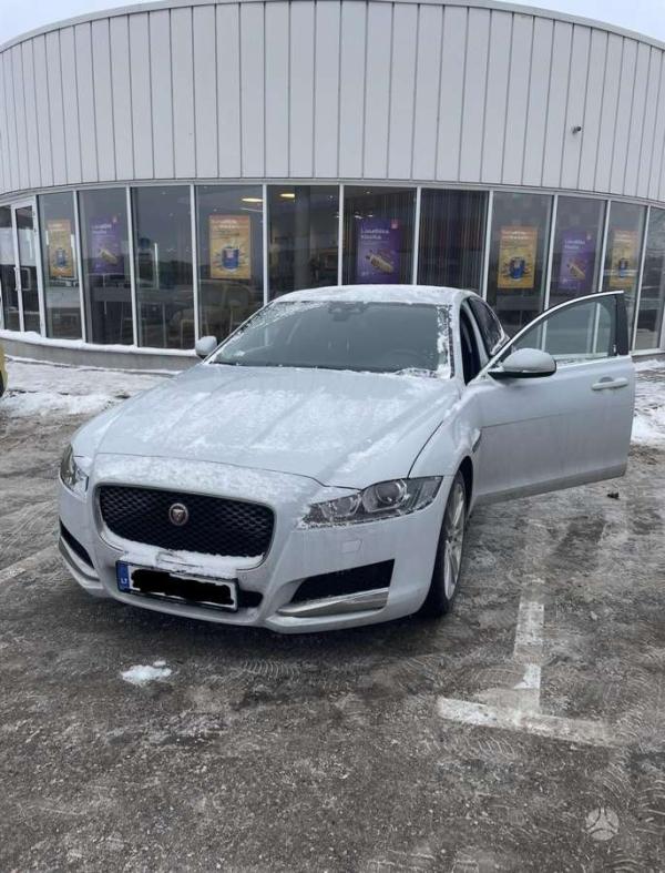 White Jaguar XF 2016 in Vilnius, with an engine capacity of 2.00 L and mileage of 216 thousand km for 6200 €, photo 2 on AUTOMOTO.COM.LV
