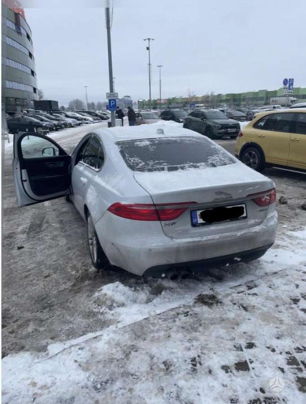 White Jaguar XF 2016 in Vilnius, with an engine capacity of 2.00 L and mileage of 216 thousand km for 6200 €, photo 3 on AUTOMOTO.COM.LV