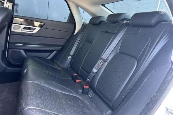 Balts Jaguar XF 2017 Prienai, ar dzinēja tilpumu 2.00 L un nobraukumu 210 tūkst. km par 6200 €, foto 10 vietnē AUTOMOTO.COM.LV