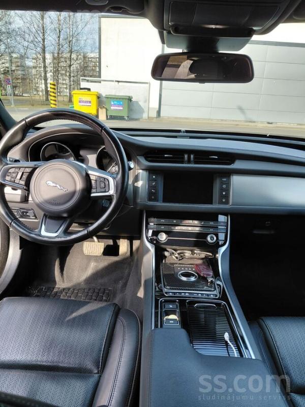 White Jaguar XF 2019 in Riga, with an engine capacity of 2.00 L and mileage of 60 thousand km for 16200 €, photo 9 on AUTOMOTO.COM.LV