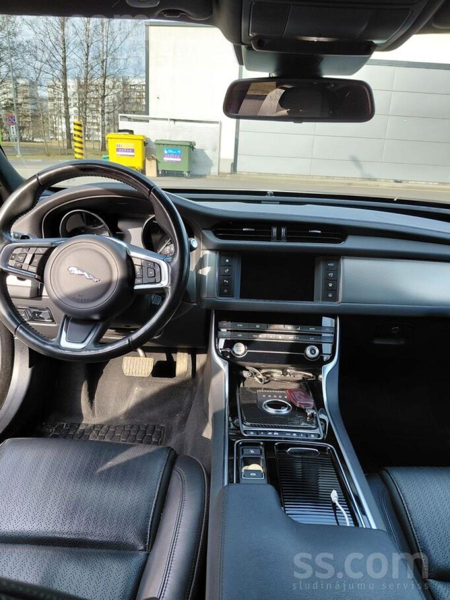 White Jaguar XF 2019 in Riga, with an engine capacity of 2.00 L and mileage of 60 thousand km for 16200 €, photo 10 on AUTOMOTO.COM.LV