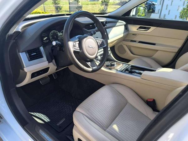 White Jaguar XF 2020 in Siauliai, with an engine capacity of 2.00 L and mileage of 25 thousand km for 21900 €, photo 7 on AUTOMOTO.COM.LV