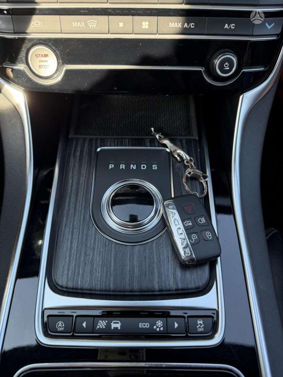 Balts Jaguar XF 2020 Viļņa, ar dzinēja tilpumu 2.00 L un nobraukumu 139 tūkst. km par 16900 €, foto 15 vietnē AUTOMOTO.COM.LV