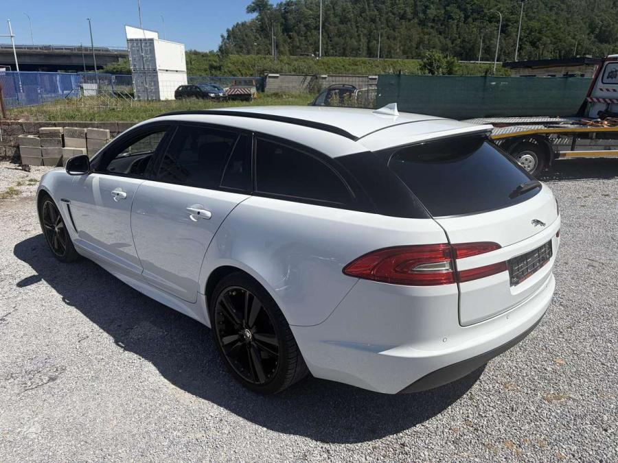 White Jaguar XF 2013 in Ukmerge, with an engine capacity of 2.20 L and mileage of 212 thousand km for 4150 €, photo 8 on AUTOMOTO.COM.LV