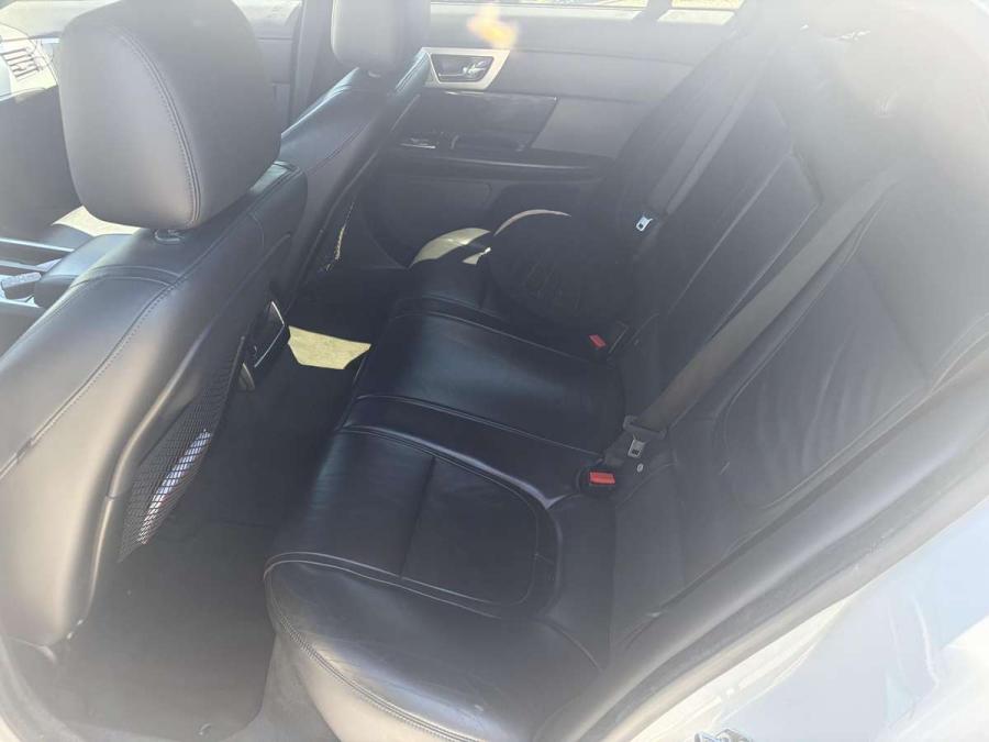 White Jaguar XF 2013 in Ukmerge, with an engine capacity of 2.20 L and mileage of 212 thousand km for 4150 €, photo 12 on AUTOMOTO.COM.LV