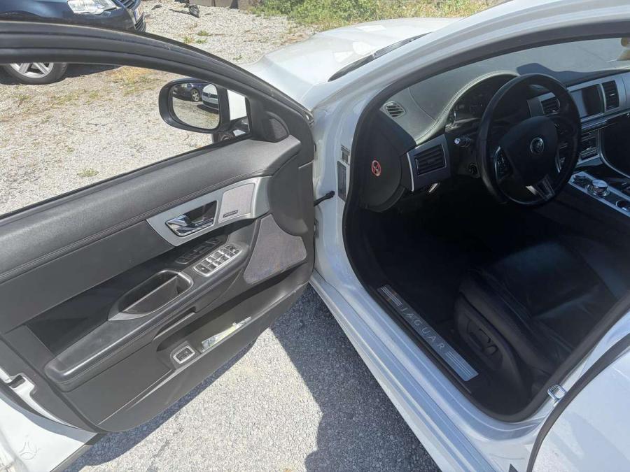 White Jaguar XF 2013 in Ukmerge, with an engine capacity of 2.20 L and mileage of 212 thousand km for 4150 €, photo 13 on AUTOMOTO.COM.LV