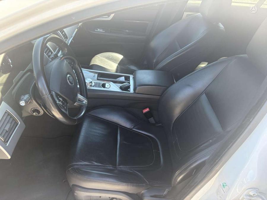 White Jaguar XF 2013 in Ukmerge, with an engine capacity of 2.20 L and mileage of 212 thousand km for 4150 €, photo 14 on AUTOMOTO.COM.LV