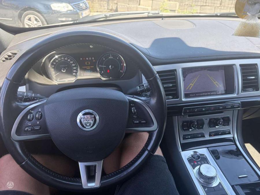 White Jaguar XF 2013 in Ukmerge, with an engine capacity of 2.20 L and mileage of 212 thousand km for 4150 €, photo 16 on AUTOMOTO.COM.LV