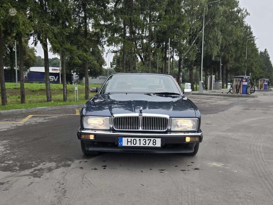 Blue Jaguar XJ 40 1988 in Vilnius, with an engine capacity of 3.60 L and mileage of 59 thousand km for 12600 €, photo 1 on AUTOMOTO.COM.LV