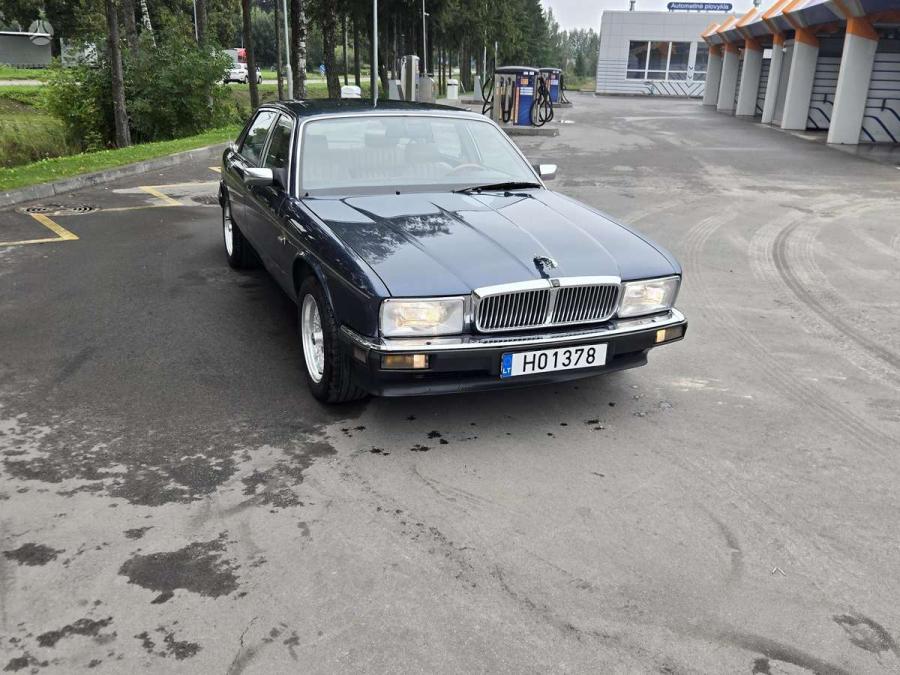 Blue Jaguar XJ 40 1988 in Vilnius, with an engine capacity of 3.60 L and mileage of 59 thousand km for 12600 €, photo 4 on AUTOMOTO.COM.LV