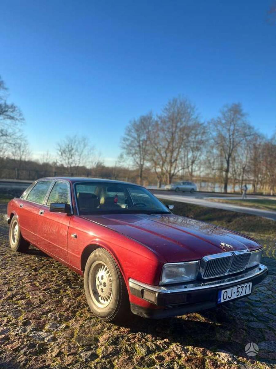 Sarkans Jaguar XJ 40 1988 Jēkabpils, ar dzinēja tilpumu 3.59 L un nobraukumu 165 tūkst. km par 4500 €, foto 1 vietnē AUTOMOTO.COM.LV