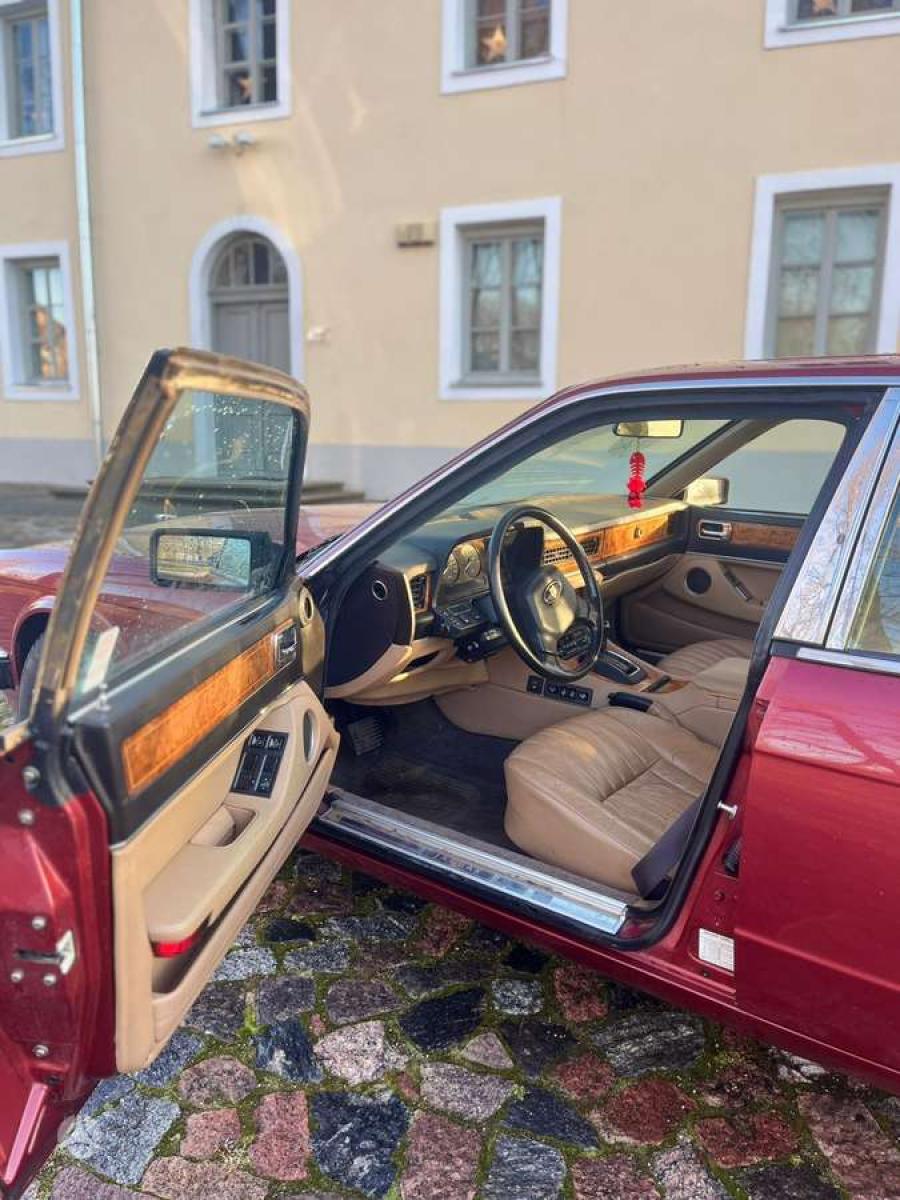 Sarkans Jaguar XJ 40 1988 Jēkabpils, ar dzinēja tilpumu 3.59 L un nobraukumu 165 tūkst. km par 4500 €, foto 8 vietnē AUTOMOTO.COM.LV