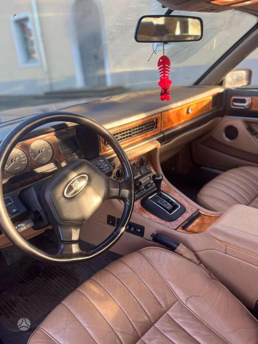 Sarkans Jaguar XJ 40 1988 Jēkabpils, ar dzinēja tilpumu 3.59 L un nobraukumu 165 tūkst. km par 4500 €, foto 16 vietnē AUTOMOTO.COM.LV