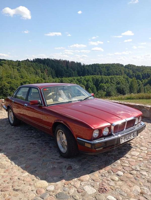 Red Jaguar XJ 40 1993 in Lazdijai, with an engine capacity of 3.20 L and mileage of 140 thousand km for 3499 €, photo 1 on AUTOMOTO.COM.LV