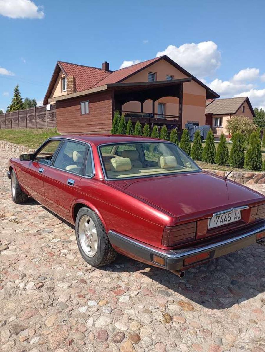 Red Jaguar XJ 40 1993 in Lazdijai, with an engine capacity of 3.20 L and mileage of 140 thousand km for 3499 €, photo 3 on AUTOMOTO.COM.LV
