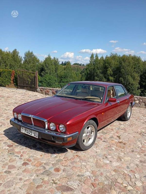 Red Jaguar XJ 40 1993 in Lazdijai, with an engine capacity of 3.20 L and mileage of 140 thousand km for 3499 €, photo 3 on AUTOMOTO.COM.LV