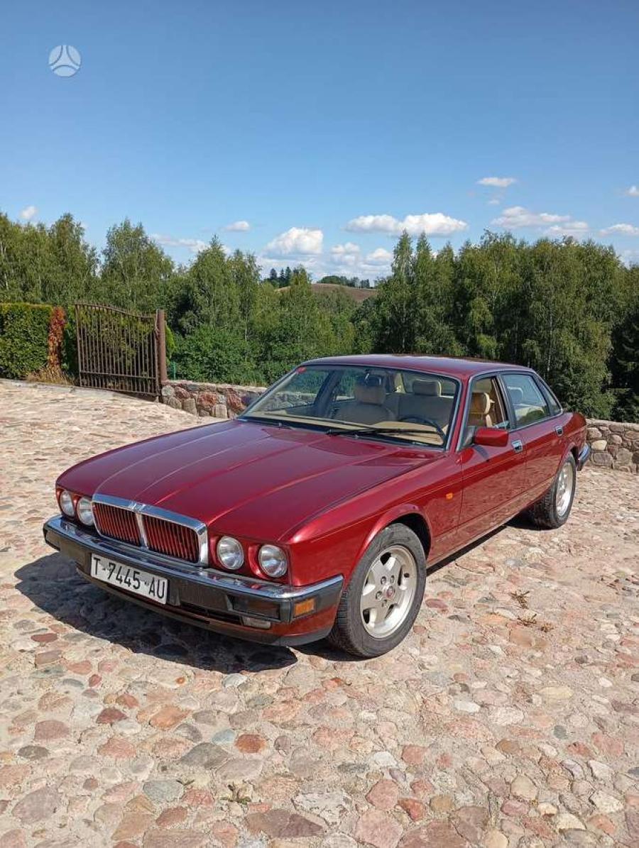 Red Jaguar XJ 40 1993 in Lazdijai, with an engine capacity of 3.20 L and mileage of 140 thousand km for 3499 €, photo 4 on AUTOMOTO.COM.LV