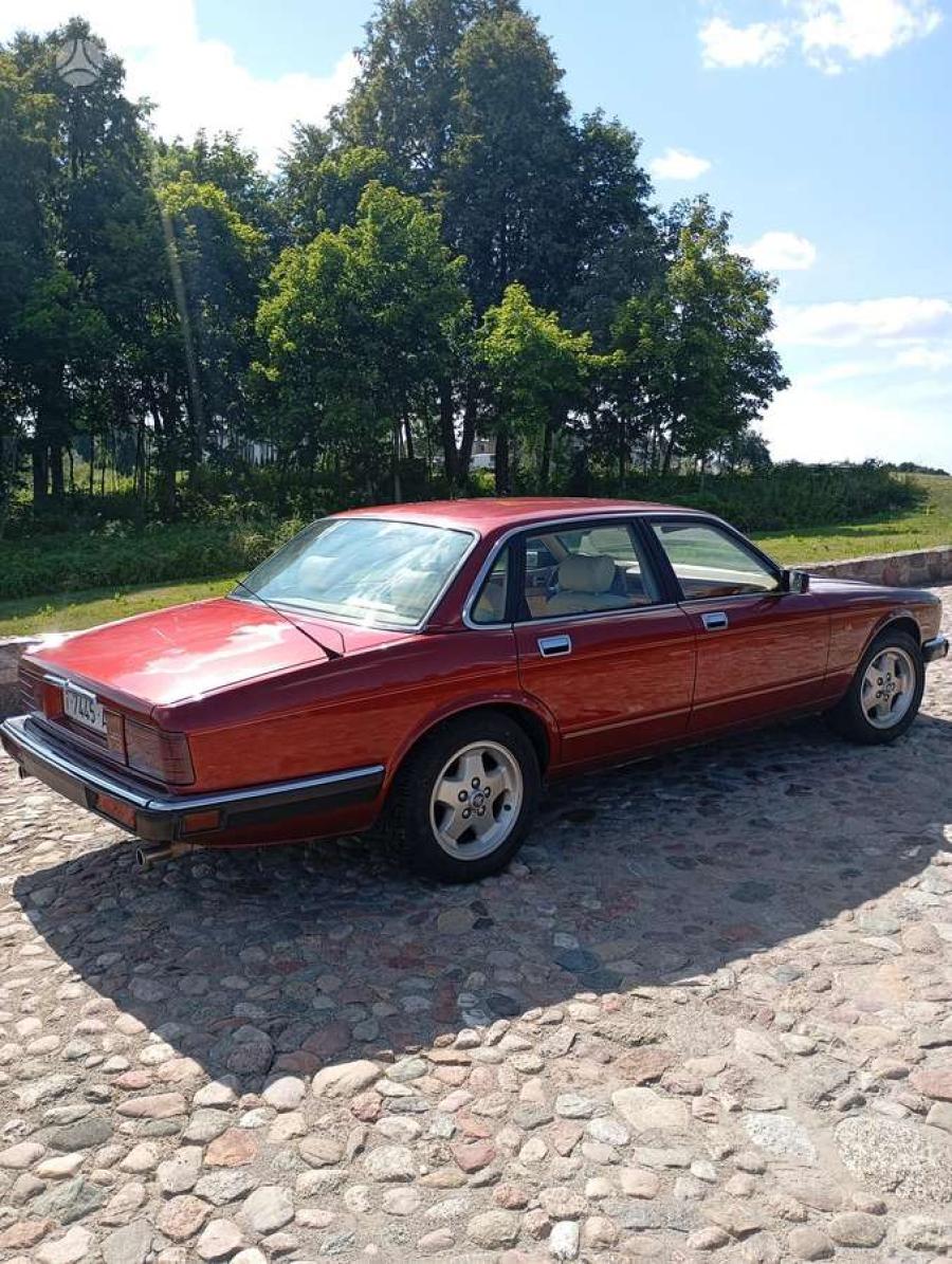 Red Jaguar XJ 40 1993 in Lazdijai, with an engine capacity of 3.20 L and mileage of 140 thousand km for 3499 €, photo 7 on AUTOMOTO.COM.LV