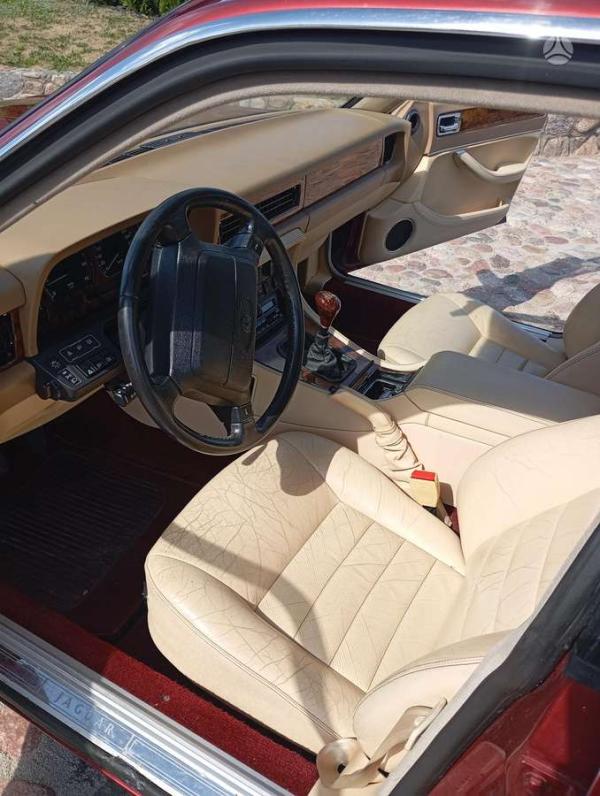 Red Jaguar XJ 40 1993 in Lazdijai, with an engine capacity of 3.20 L and mileage of 140 thousand km for 3499 €, photo 8 on AUTOMOTO.COM.LV