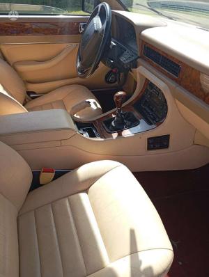 Red Jaguar XJ 40 1993 in Lazdijai, with an engine capacity of 3.20 L and mileage of 140 thousand km for 3499 €, photo 10 on AUTOMOTO.COM.LV