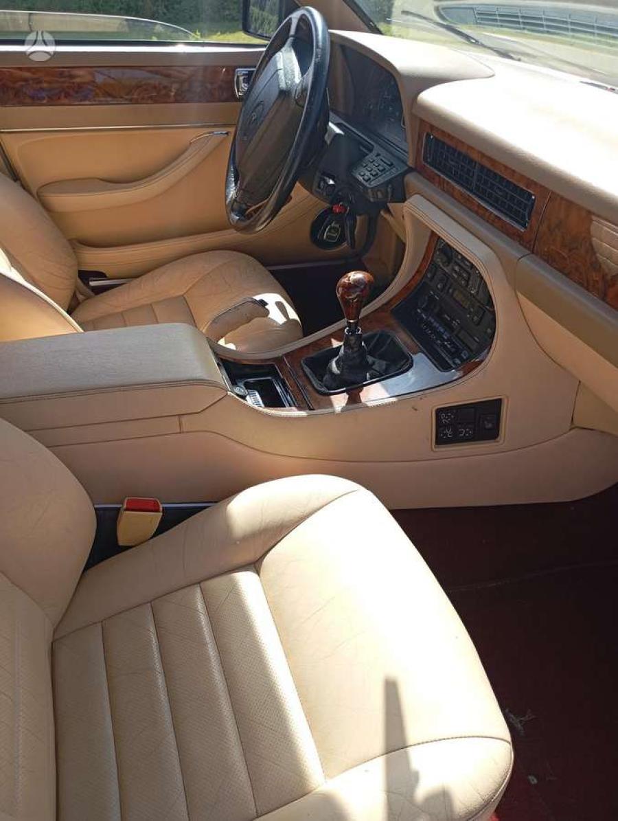 Red Jaguar XJ 40 1993 in Lazdijai, with an engine capacity of 3.20 L and mileage of 140 thousand km for 3499 €, photo 10 on AUTOMOTO.COM.LV