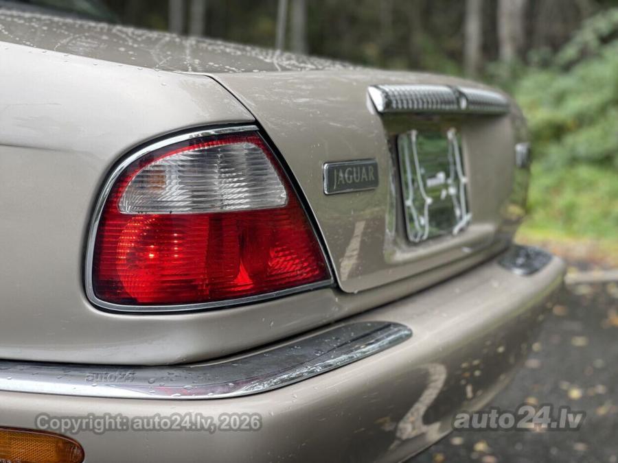 Beige Jaguar XJ 1999 in Tallinn, with an engine capacity of 4.00 L and mileage of 0 thousand km for 6000 €, photo 12 on AUTOMOTO.COM.LV