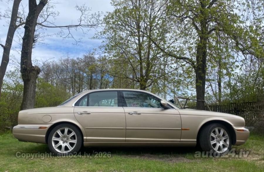 Smilšu krāsa Jaguar XJ 2003 Tallina, ar dzinēja tilpumu 4.20 L un nobraukumu 189 tūkst. km par 8500 €, foto 5 vietnē AUTOMOTO.COM.LV