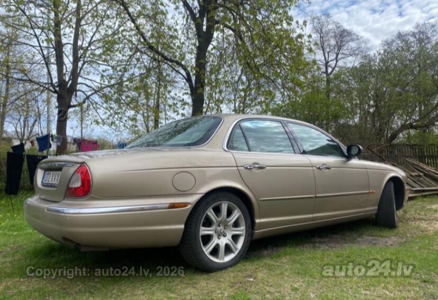 Smilšu krāsa Jaguar XJ 2003 Tallina, ar dzinēja tilpumu 4.20 L un nobraukumu 189 tūkst. km par 8500 €, foto 1 vietnē AUTOMOTO.COM.LV