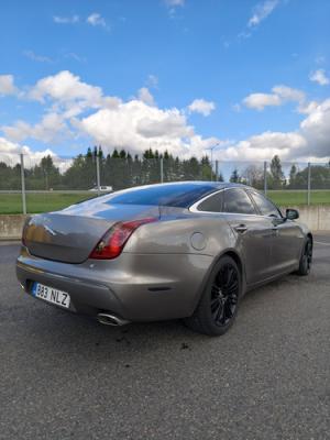 Beige Jaguar XJ 2010 in Tartu, with an engine capacity of 3.00 L and mileage of 304 thousand km for 11500 €, photo 5 on AUTOMOTO.COM.LV