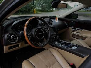 Beige Jaguar XJ 2010 in Tartu, with an engine capacity of 3.00 L and mileage of 304 thousand km for 11500 €, photo 7 on AUTOMOTO.COM.LV
