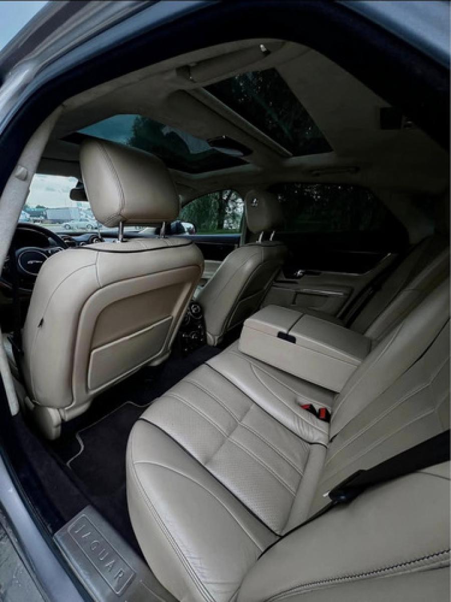 Beige Jaguar XJ 2010 in Tartu, with an engine capacity of 3.00 L and mileage of 304 thousand km for 11500 €, photo 9 on AUTOMOTO.COM.LV