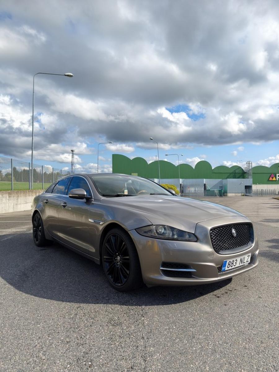 Beige Jaguar XJ 2010 in Tartu, with an engine capacity of 3.00 L and mileage of 304 thousand km for 11500 €, photo 12 on AUTOMOTO.COM.LV