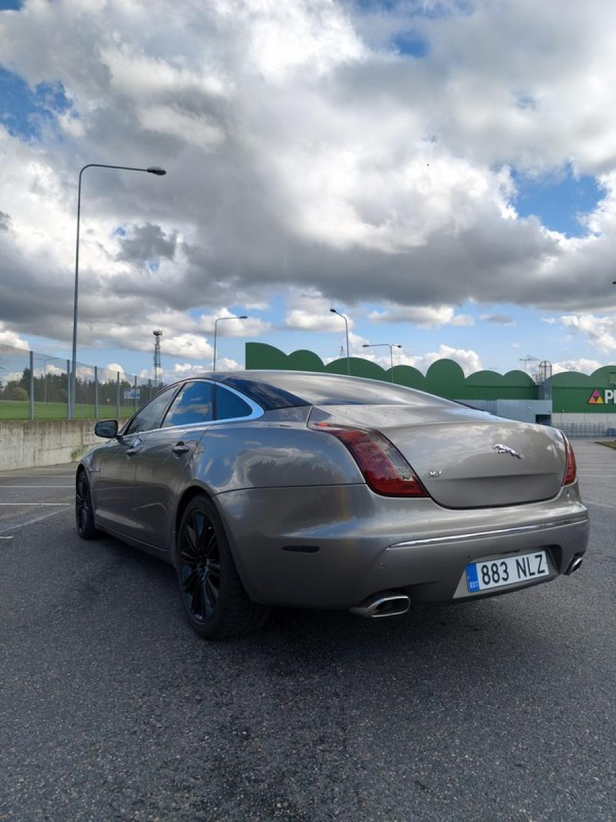 Beige Jaguar XJ 2010 in Tartu, with an engine capacity of 3.00 L and mileage of 304 thousand km for 11500 €, photo 13 on AUTOMOTO.COM.LV