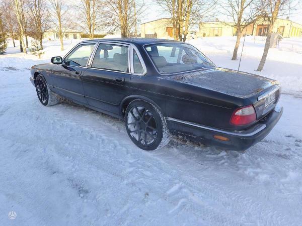 Melns Jaguar XJ 2000 Klaipėda, ar dzinēja tilpumu 3.25 L un nobraukumu 180 tūkst. km par 5000 €, foto 4 vietnē AUTOMOTO.COM.LV