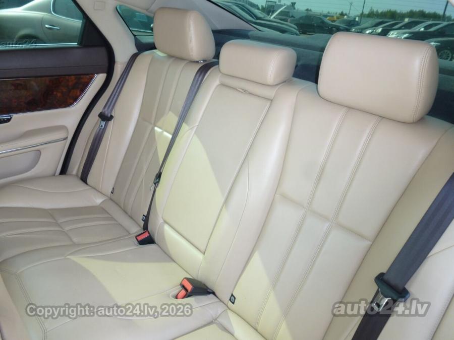 Melns Jaguar XJ 2010 Tartu, ar dzinēja tilpumu 3.00 L un nobraukumu 240 tūkst. km par 14550 €, foto 12 vietnē AUTOMOTO.COM.LV