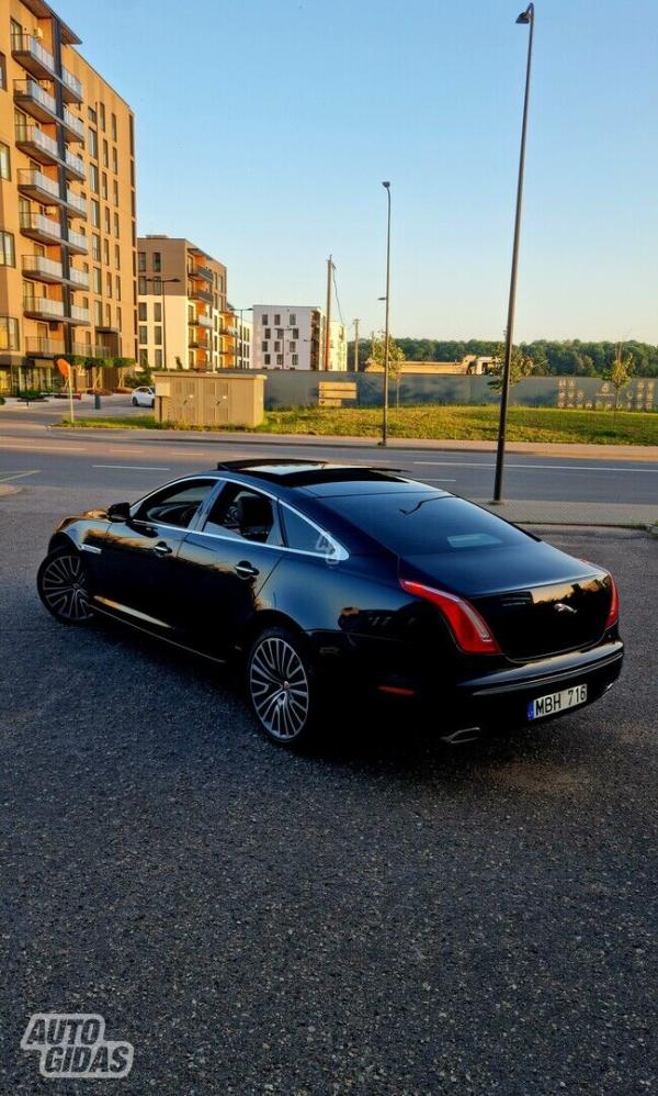 Melns Jaguar XJ 2010 Kauņa, ar dzinēja tilpumu 3.00 L un nobraukumu 312 tūkst. km par 8700 €, foto 4 vietnē AUTOMOTO.COM.LV
