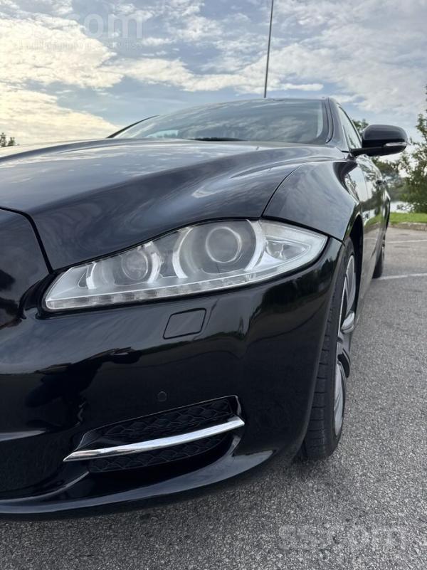 Black Jaguar XJ 2011 in Riga, with an engine capacity of 3.00 L and mileage of 220 thousand km for 14500 €, photo 5 on AUTOMOTO.COM.LV