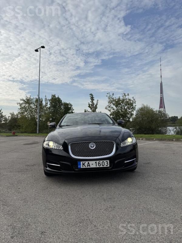 Black Jaguar XJ 2011 in Riga, with an engine capacity of 3.00 L and mileage of 220 thousand km for 14500 €, photo 6 on AUTOMOTO.COM.LV