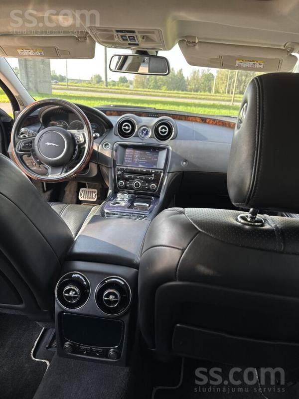 Black Jaguar XJ 2011 in Riga, with an engine capacity of 3.00 L and mileage of 220 thousand km for 14500 €, photo 10 on AUTOMOTO.COM.LV