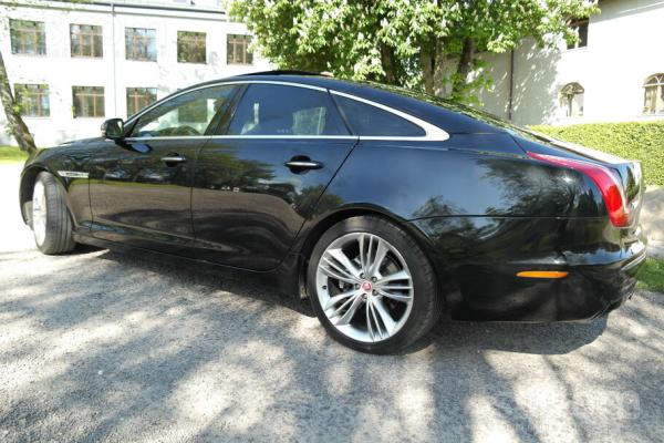 Black Jaguar XJ 2011 in Talsi, with an engine capacity of 3.00 L and mileage of 152 thousand km for 12500 €, photo 1 on AUTOMOTO.COM.LV
