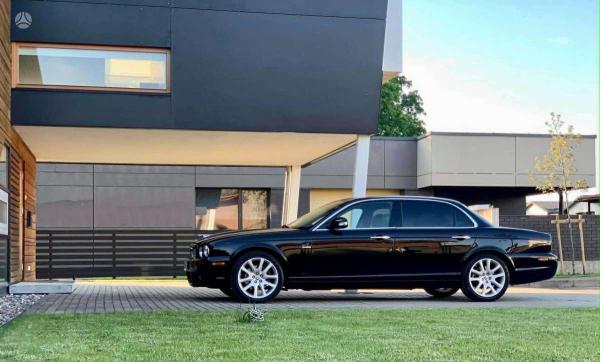 Melns Jaguar XJ 2011 Kauņa, ar dzinēja tilpumu 4.20 L un nobraukumu 208 tūkst. km par 4499 €, foto 1 vietnē AUTOMOTO.COM.LV