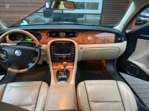 Black Jaguar XJ 2011 in Kaunas, with an engine capacity of 4.20 L and mileage of 208 thousand km for 4499 €, photo 7 on AUTOMOTO.COM.LV