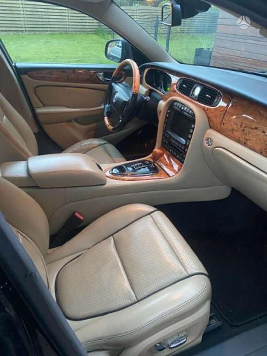 Black Jaguar XJ 2011 in Kaunas, with an engine capacity of 4.20 L and mileage of 208 thousand km for 4499 €, photo 8 on AUTOMOTO.COM.LV