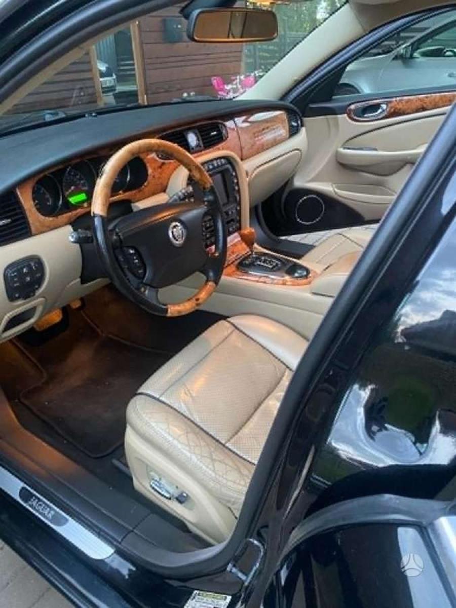 Black Jaguar XJ 2011 in Kaunas, with an engine capacity of 4.20 L and mileage of 208 thousand km for 4499 €, photo 9 on AUTOMOTO.COM.LV