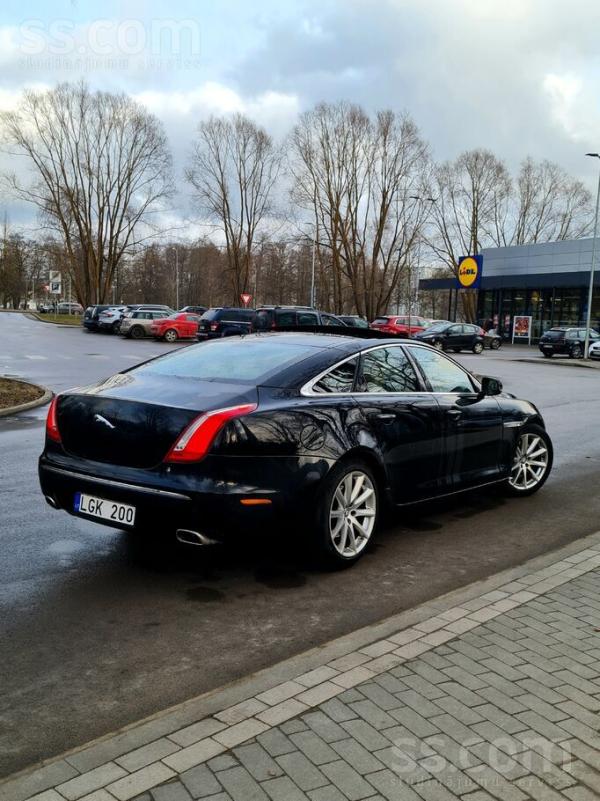 Jaguar XJ 2011 in Riga on AUTOMOTO.COM.LV Black Jaguar XJ 2011 in Riga, with an engine capacity of 3.00 L and mileage of 262 thousand km for 8300 €, photo 5 on AUTOMOTO.COM.LV