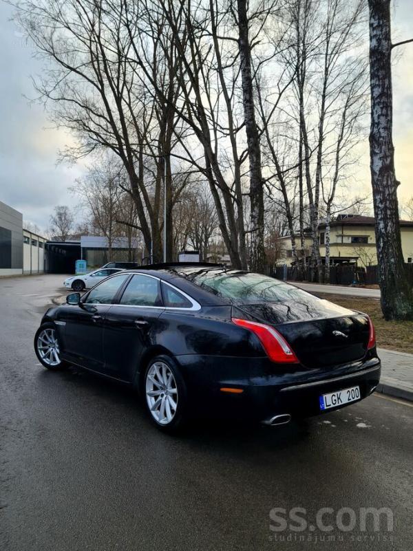 Jaguar XJ 2011 in Riga on AUTOMOTO.COM.LV Black Jaguar XJ 2011 in Riga, with an engine capacity of 3.00 L and mileage of 262 thousand km for 8300 €, photo 6 on AUTOMOTO.COM.LV