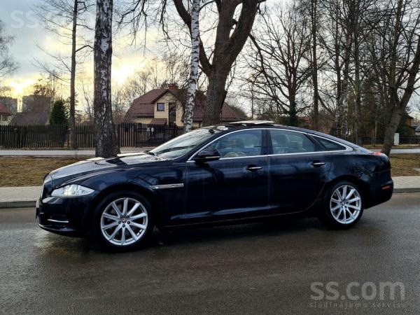 Jaguar XJ 2011 in Riga on AUTOMOTO.COM.LV Black Jaguar XJ 2011 in Riga, with an engine capacity of 3.00 L and mileage of 262 thousand km for 8300 €, photo 7 on AUTOMOTO.COM.LV